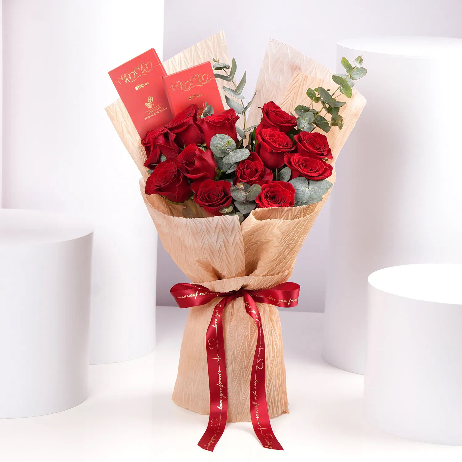 اطلب 12 Red Roses Valentine Bouquet With Chocolate Bars اونلاين - اف ان ...